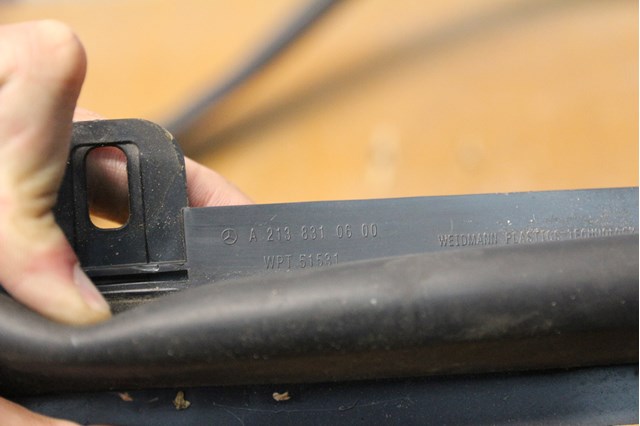 A2138870098 Mercedes уплотнитель капота e-class w213