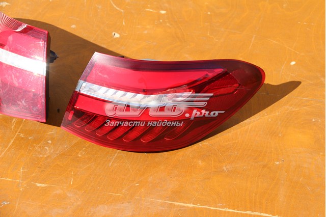 A2539061100 Mercedes фонарь задний левый маленький скол незначительный