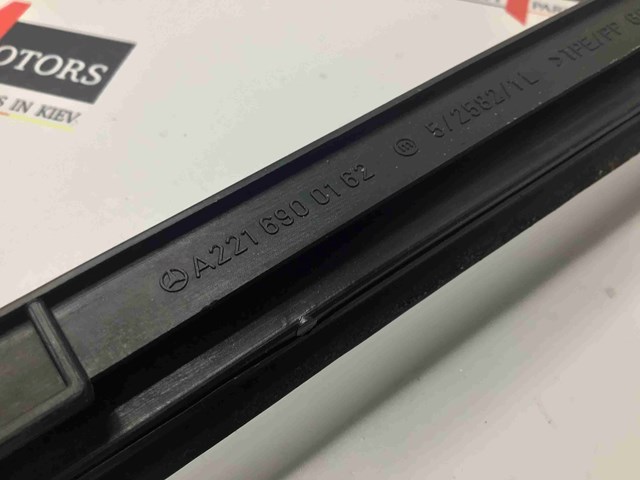 A2216900162 Mercedes уплотнитель двери передней левой, нижний