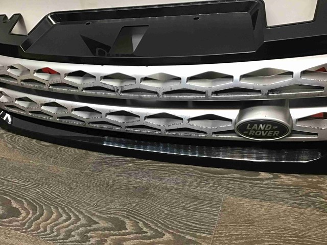 LR054766 Land Rover решетка радиатора