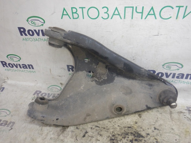545004529R Renault (RVI) правый рычаг передней нижней подвески