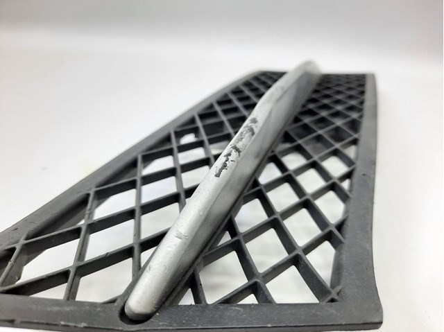 51117200698 BMW решетка бампера переднего правая