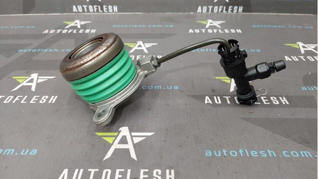 Рабочий цилиндр сцепления в сборе с выжимным подшипником на Mercedes A