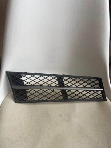 51117200698 BMW решетка бампера переднего правая