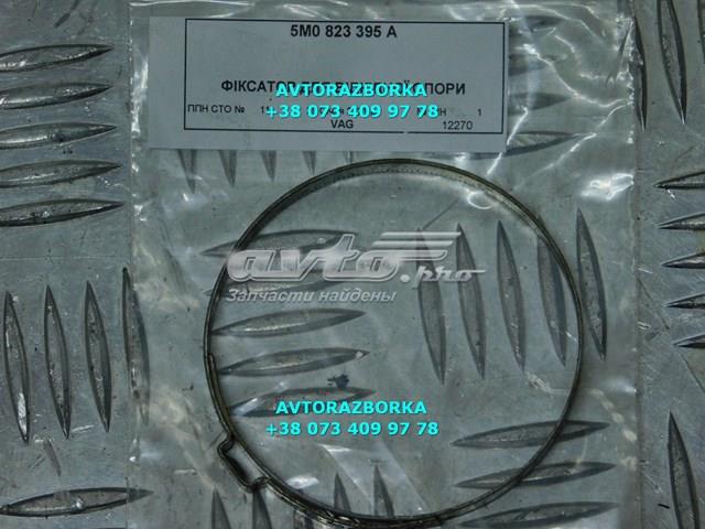 5M0823395A VAG Фиксатор упора капота