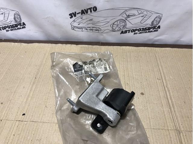 A2057200737 Mercedes mercedes шарнирная петля двери снизу слева