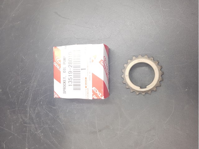 1351928010 Toyota шестерня привода масляного насоса