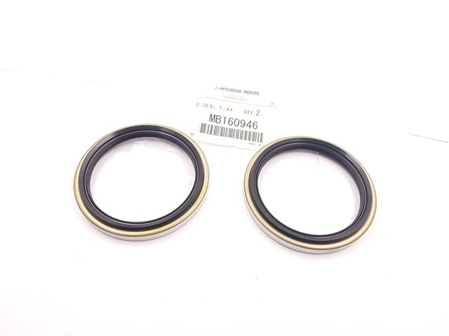 MB160946 Mitsubishi сальник полуоси переднего моста правой