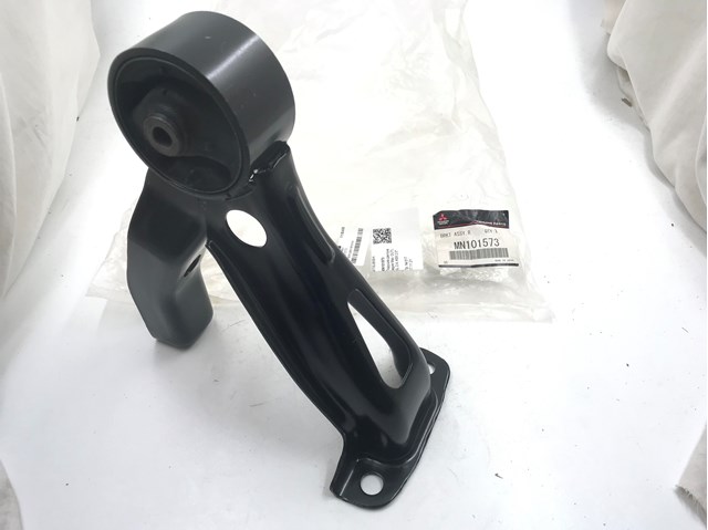 MN101573 Mitsubishi подушка (опора двигателя задняя)