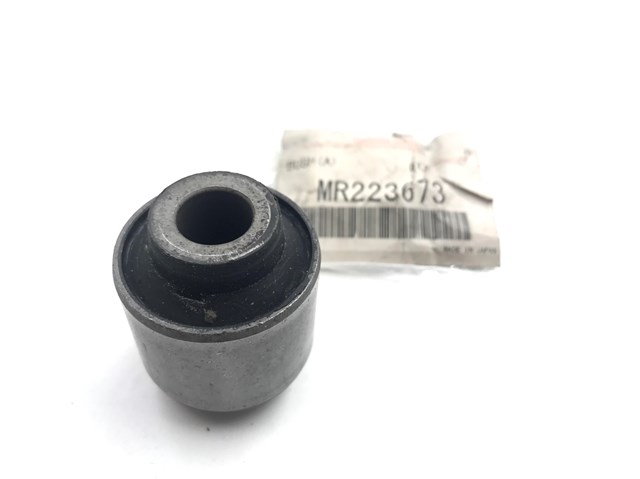 MR223673 Mitsubishi сайлентблок цапфы задней