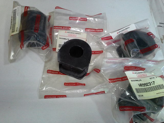 MR992317 Mitsubishi втулка переднего стабилизатора