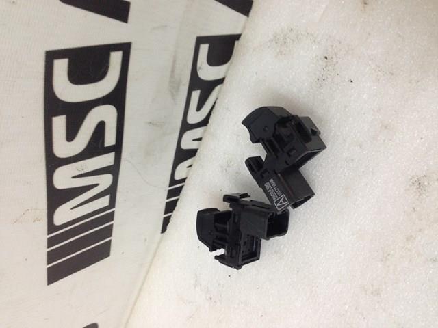 8608A320 Mitsubishi кнопка управления стеклоподъемником