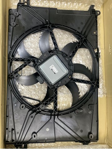 1636025020 Toyota диффузор радиатора охлаждения, в сборе с мотором и