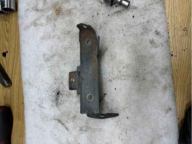 A6421410740 Mercedes кронштейн резонатора воздушного