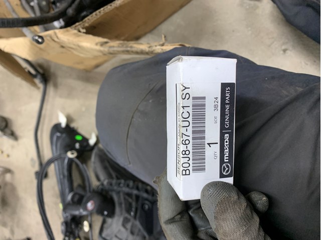 B0J767UC1 Mazda Датчик сигнализации парковки (парктроник) передний боковой