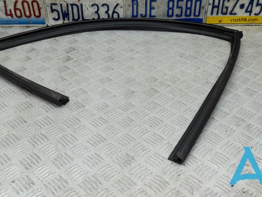 5705A804 Mitsubishi направляющая стекла двери - права сторона, перед