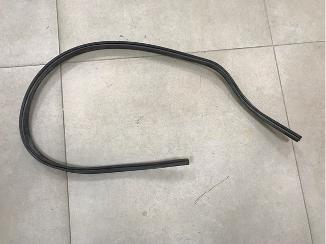 5G0823723B VAG Уплотнитель капота