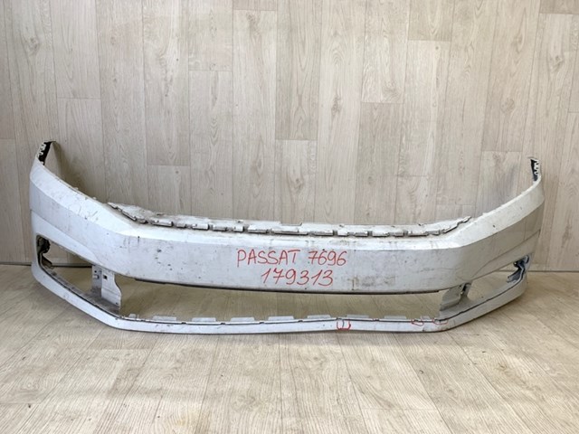 561807217DGRU VAG бампер передний