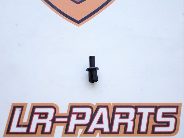 LR033144 Land Rover Пистон (клип) крепления молдинга лобового стекла