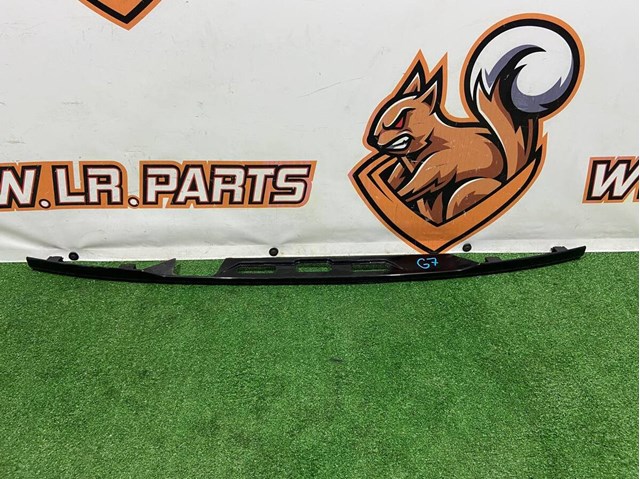 LR048899 Land Rover молдинг двери багаж. отделения