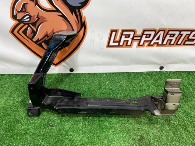 LR091687 Land Rover кронштейн фары