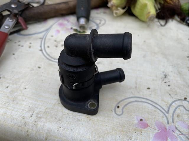 038121144B VAG фланец системы охлаждения (тройник)