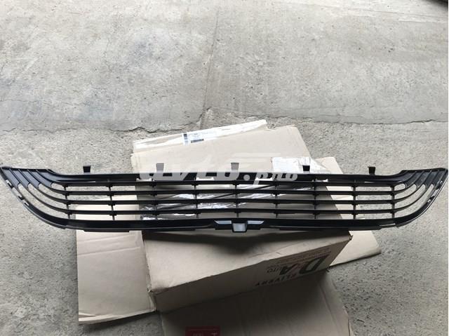 2228850124 Mercedes решетка бампера переднего центральная