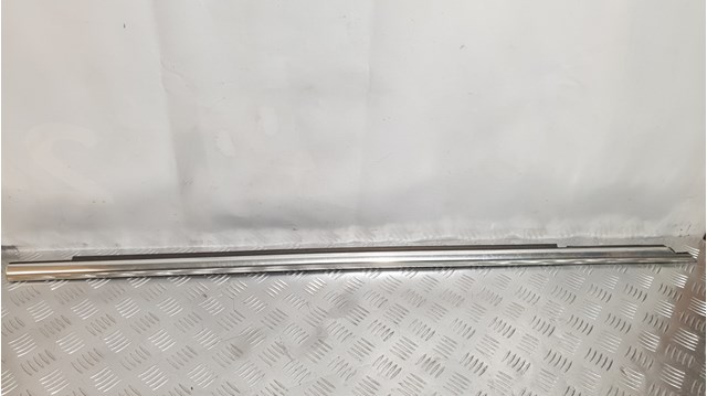 2216903480 Mercedes молдинг опускного стекла двери передней правой