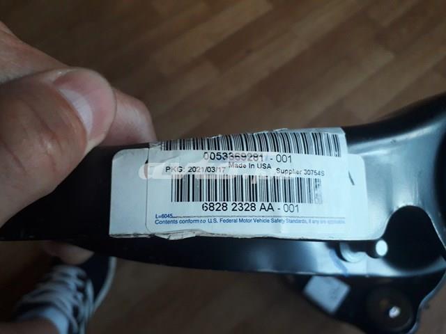 68282328AA Chrysler Рычаг передней подвески верхний правый