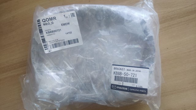 KB8B50721 Mazda кронштейн эмблемы решетки радиатора