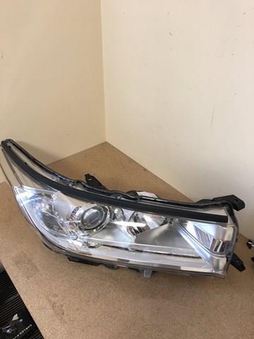 811100E360 Toyota фара передняя, rh usa
