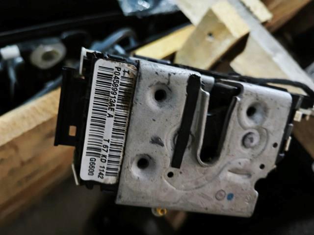 4589913AE Chrysler замок двери перед лев