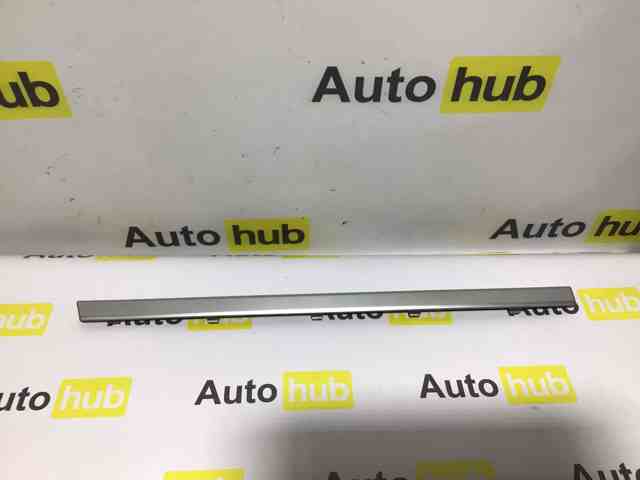 LR038857 Land Rover молдинг двери задней (rh )