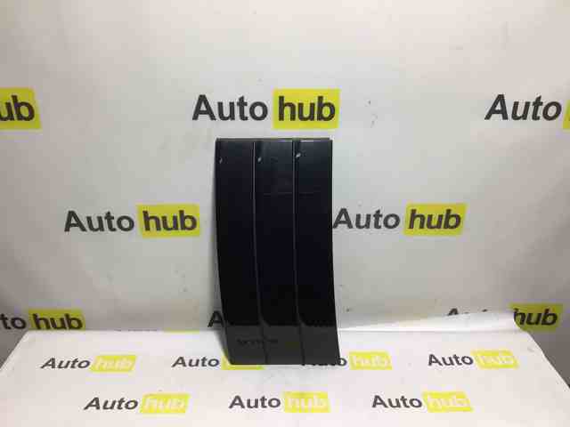 LR038863 Land Rover молдинг двери передней правой