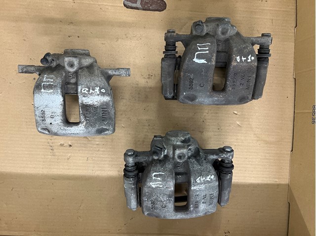 34116778336 BMW суппорт тормозной передний правый