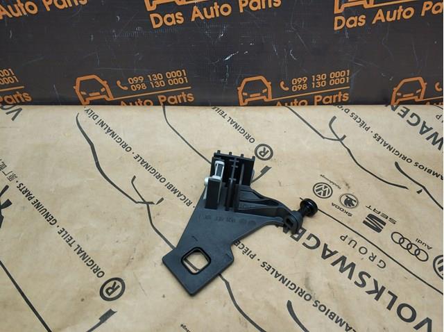 8T0998122B VAG клипса крепления фары