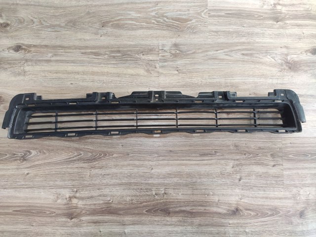 5311260090 Toyota решетка бампера переднего центральная