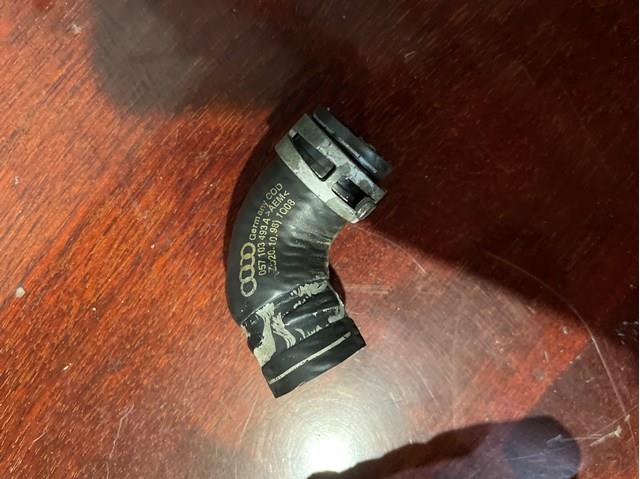 057103493A VAG вентиляционный шланг двигателя