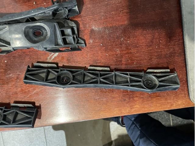 5215753040 Toyota направляющая заднего бампера правая