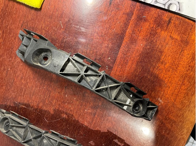 5256253010 Toyota направляющая заднего бампера правая