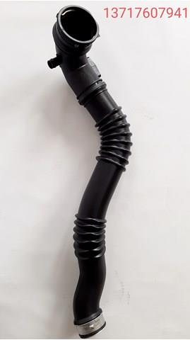 13717607941 BMW шланг (патрубок интеркуллера левый)