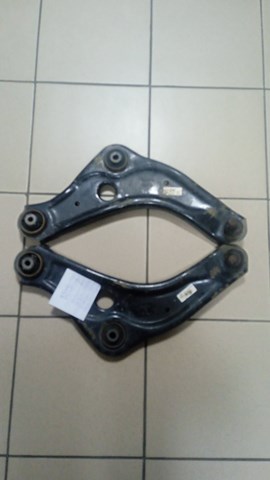 545004CL1B Nissan рычаг передней подвески нижний правый