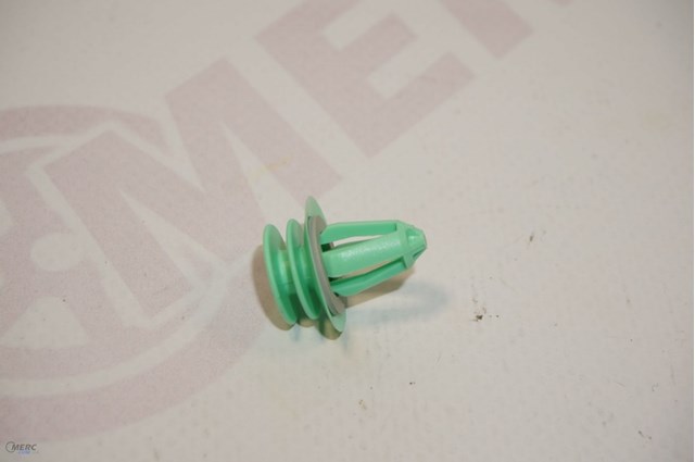 A0079889978 Mercedes пистон (клип крепления обшивки двери)