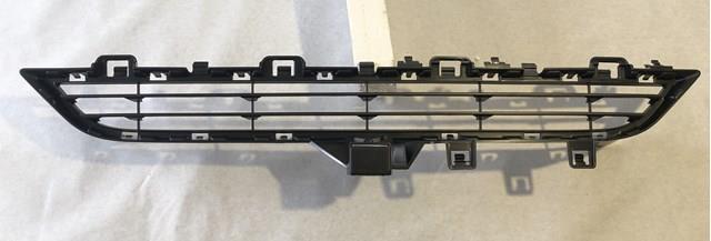 51117294476 BMW решетка бампера переднего верхняя