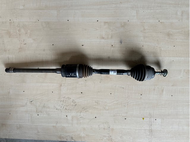 31608643184 BMW полуось (привод передняя правая)