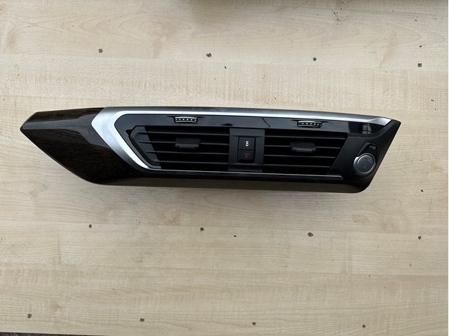 64229363444 BMW Решетка вентиляции салона на "торпедо"