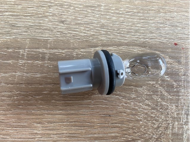 MU805818 Mitsubishi цоколь (патрон лампочки подсветки номера)