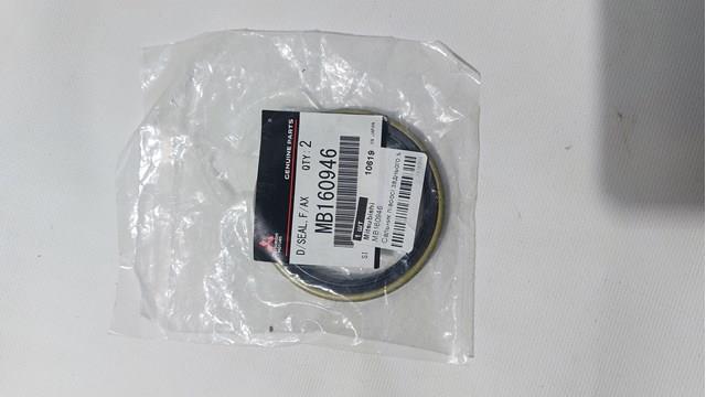 MB160946 Mitsubishi сальник полуоси переднего моста правой