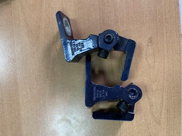 7N0831401 VAG петля передней двери левая