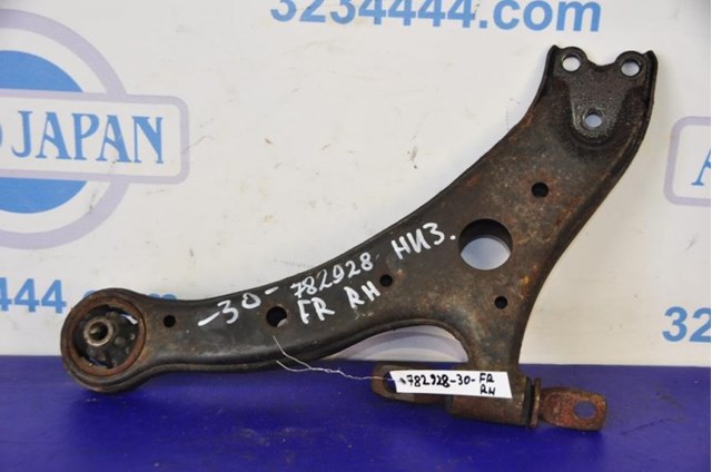 4806806070 Toyota рычаг передней подвески нижний правый